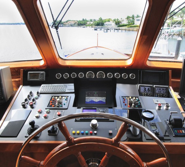 Yacht AVANTE V, Feadship | CHARTERWORLD Luxury Superyacht Charters